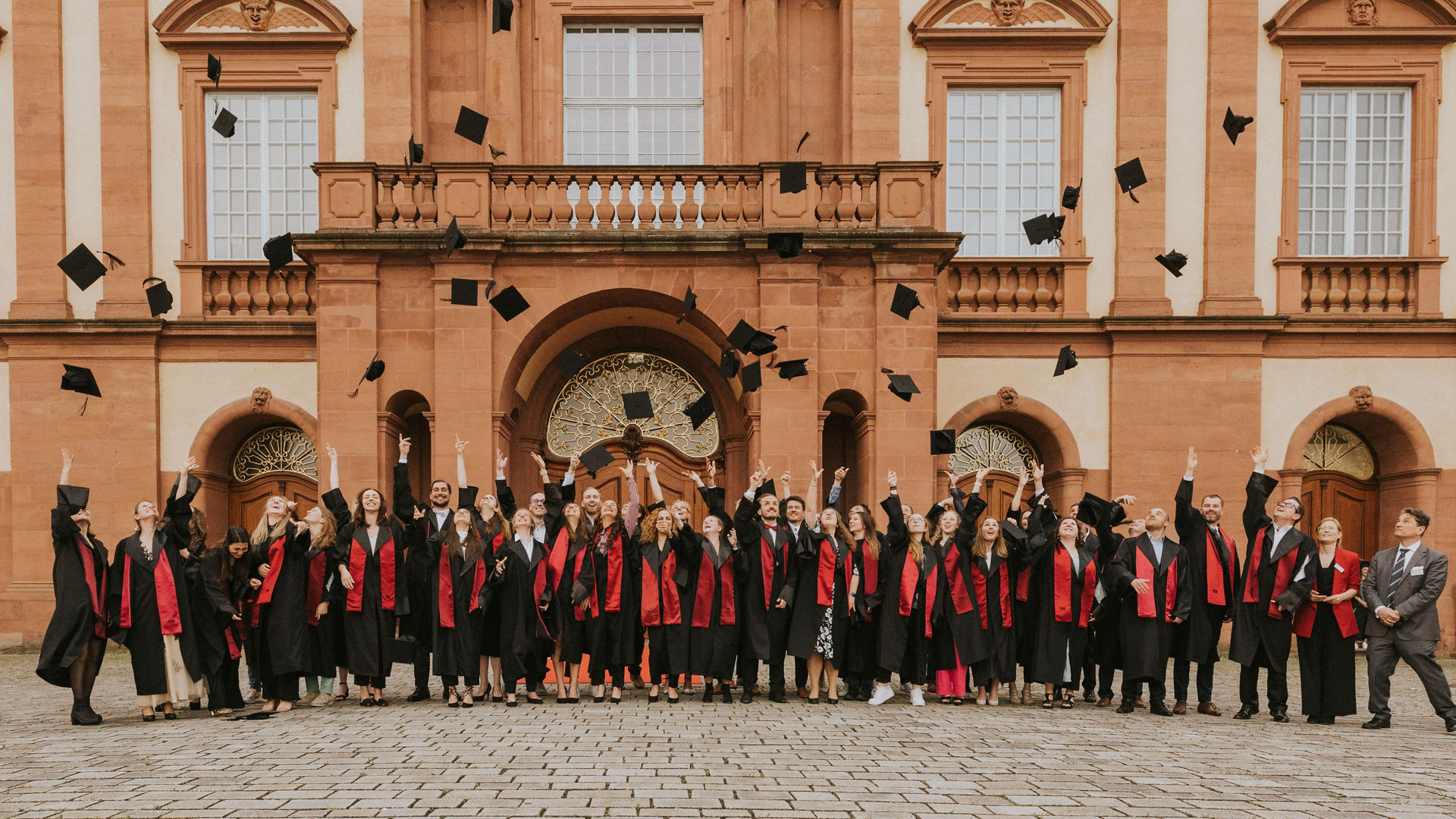 120 Absolventen der Mannheimer FOM Hochschule verabschiedet